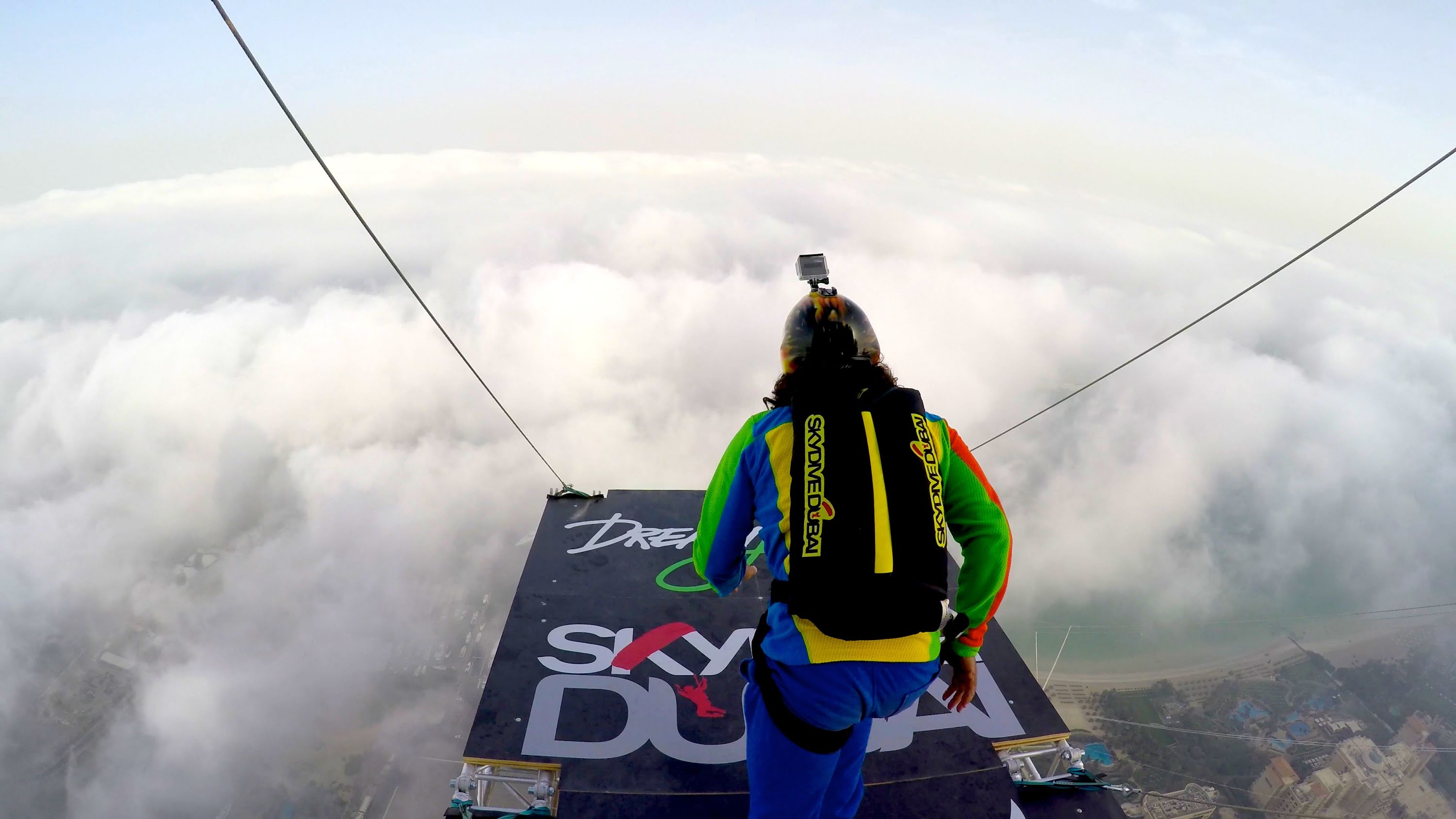 Base Jump de la 2ème plus haute tour de Dubaï - Breakforbuzz