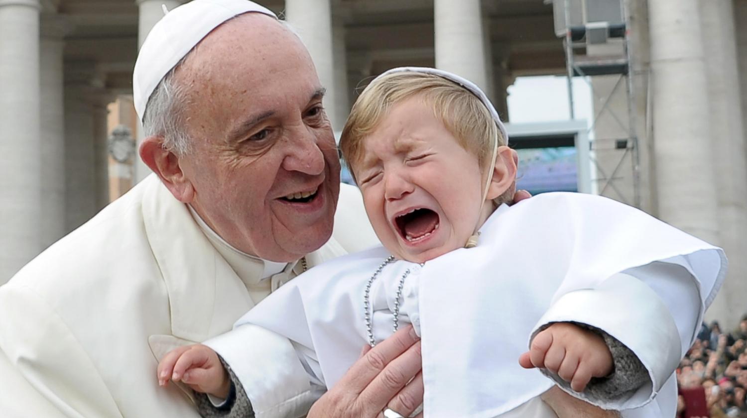 Le Pape embrasse un mini bébé Pape - Breakforbuzz