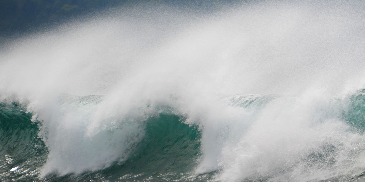 Une vague géante surprend les baigneurs d'une piscine naturelle ...