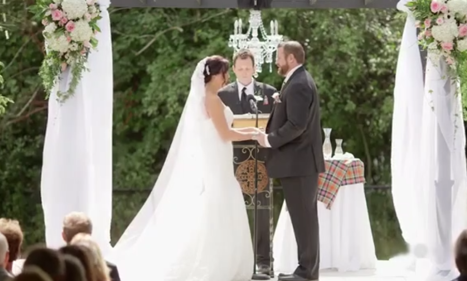 Le marié frappe la mariée en voulant éloigner une abeille - Breakforbuzz