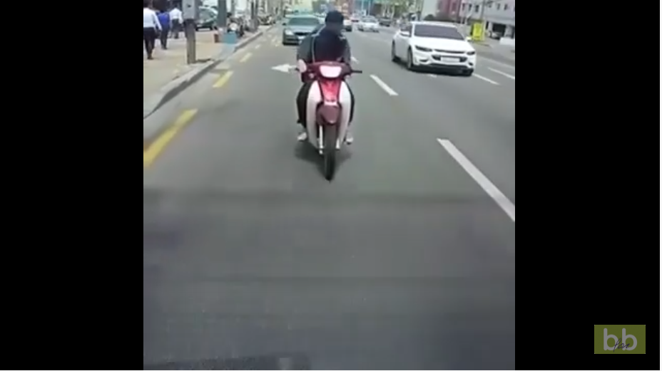 Quand un livreur en scooter regarde son téléphone au lieu de conduire ...